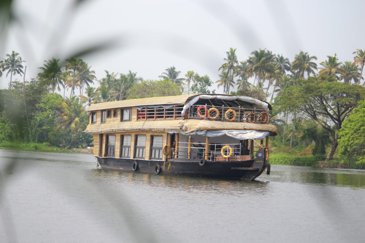 Kumarakom Houseboat in the beauty of Kuttanad - Houseboat | Nileshwar ...